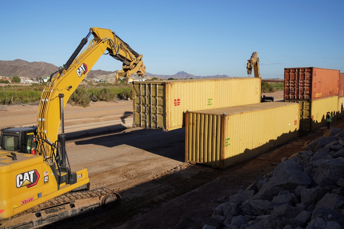 Arizona begins removing wall of shipping containers on Mexico border ...