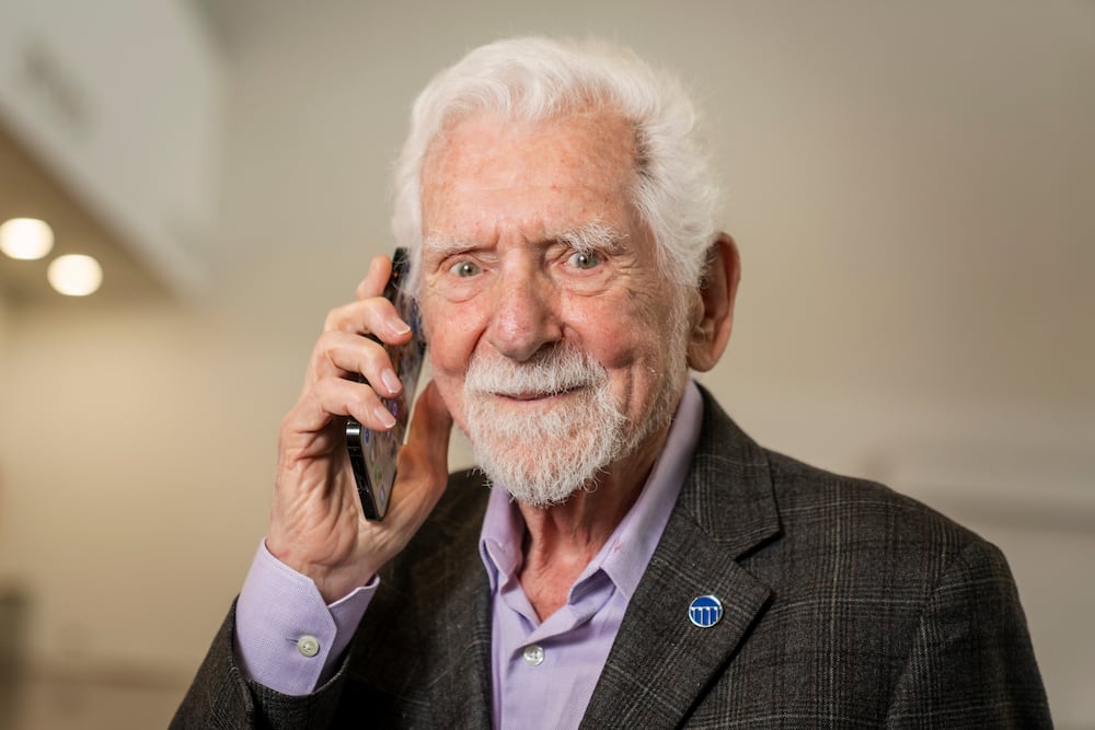 MWC2023: Martin Cooper, the engineer who made the first cell phone call ...