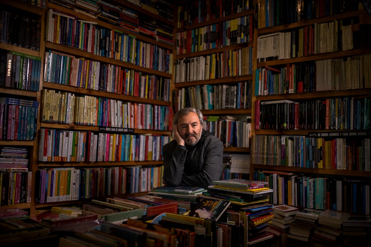 Marcelo Simonetti, escritor: “En Chile nos relacionamos con el migrante ...