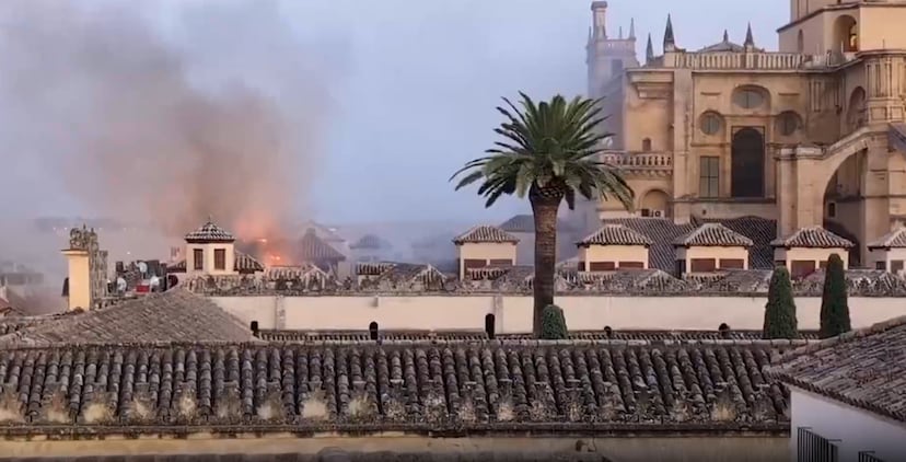 Colapsa el techo de una capilla de la zona donde se originó el incendio de la Mezquita de ...