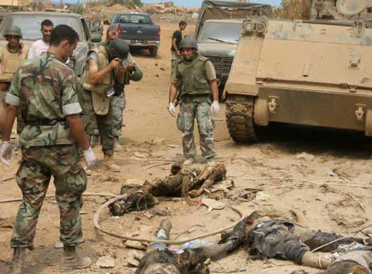Soldados libaneses levantan sus armas en señal de victoria ...