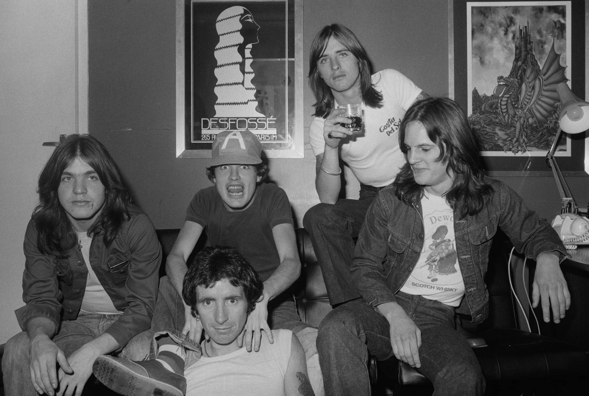 ¿Quién es realmente Angus Young, el único hombre en pie de AC/DC ...