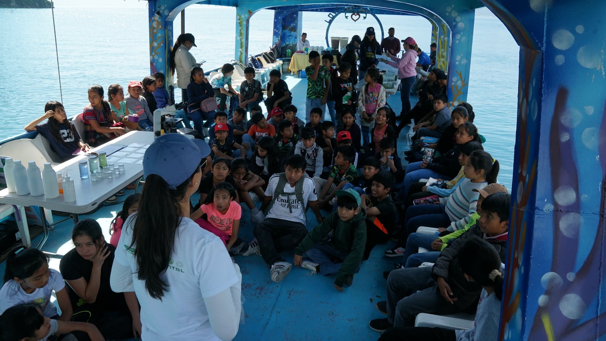 Clases con chalecos salvavidas en una escuela flotante para salvar el ...