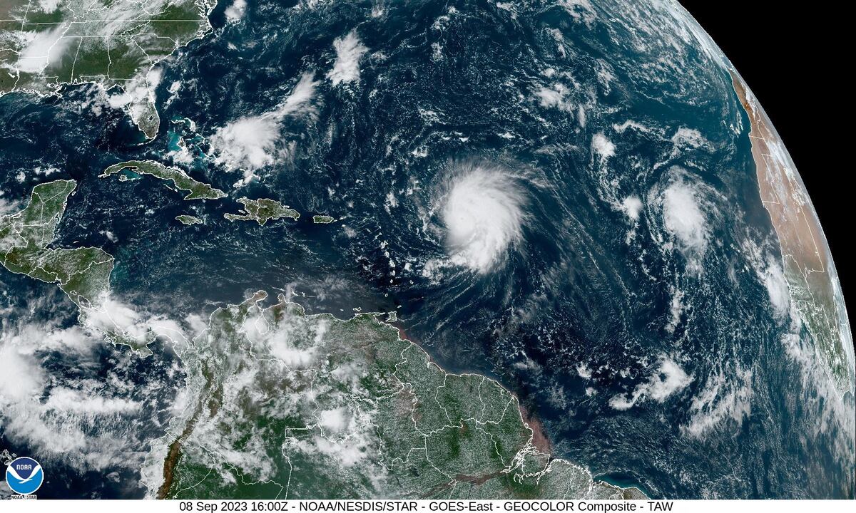 Hurricane Lee barrels through open Atlantic waters after becoming ...