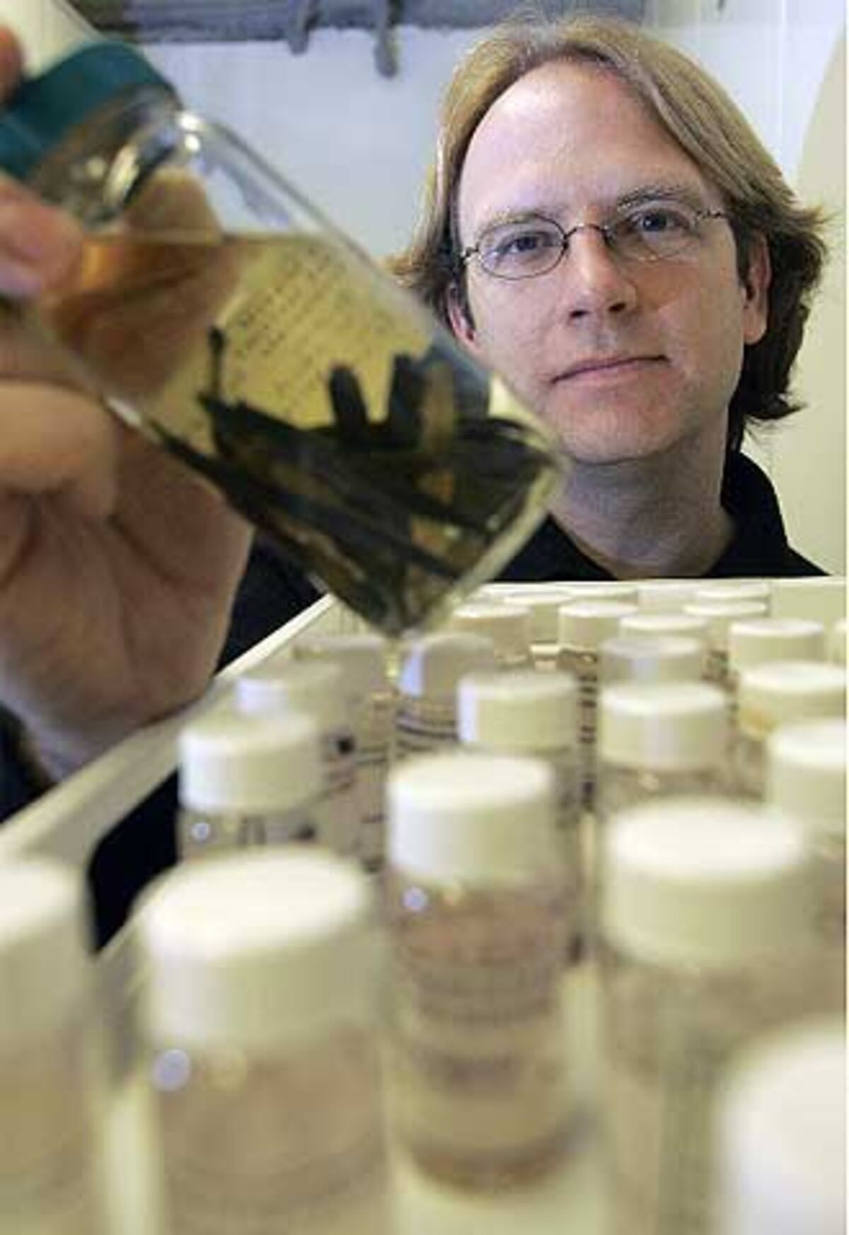 Mark Siddall, con un frasco con sanguijuelas | Futuro | EL PAÍS