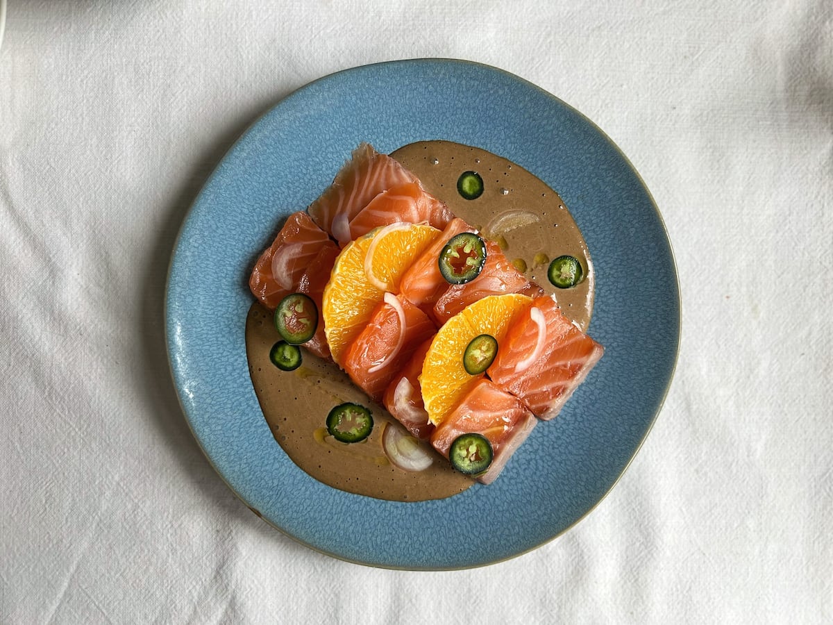 Salmón curado con salsa de ajo negro y naranja | Recetas | Gastronomía ...