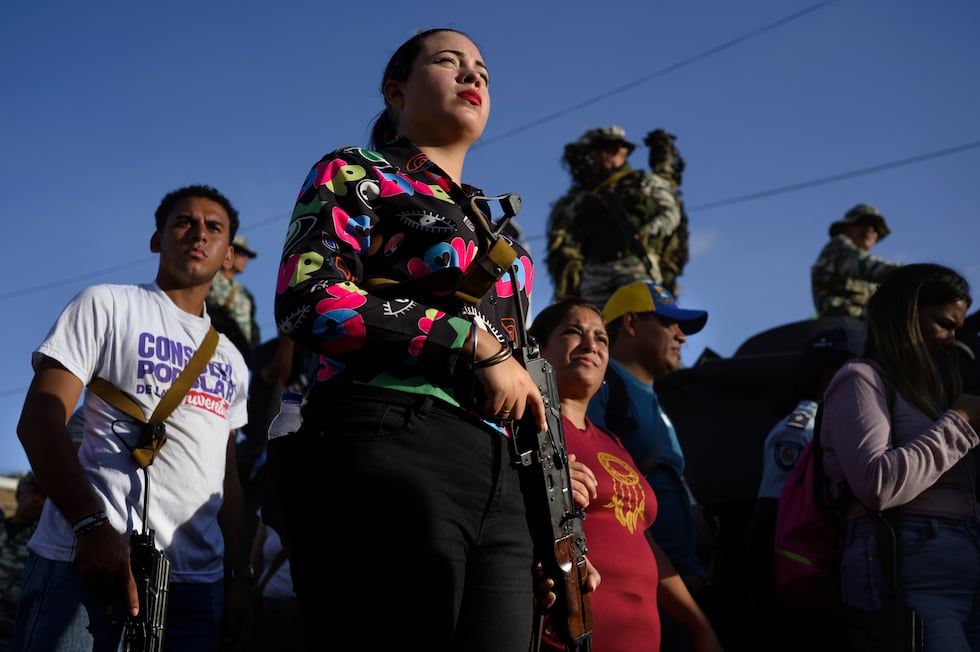 Maduro’s militiamen, rifle in hand, confront the United States: ‘Ready ...