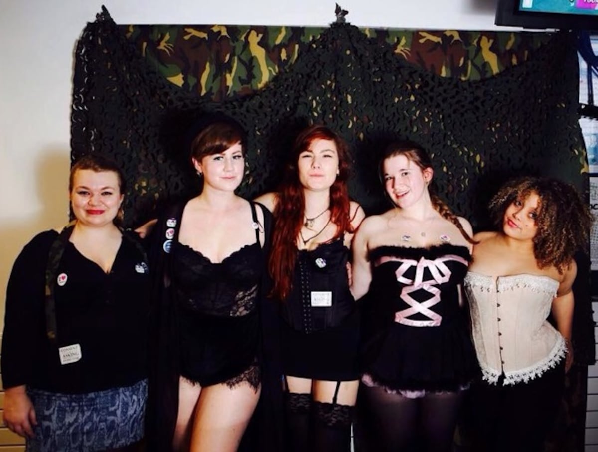 El ‘club de las chicas feas’ que arrasa en las redes sociales | S Moda ...