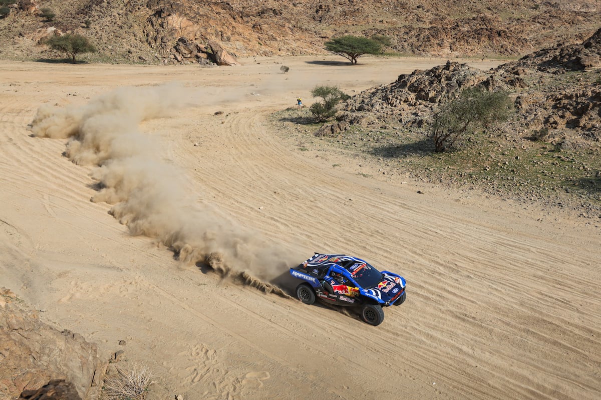 Carlos Sainz sufre y Nasser Al-Attiyah toma el mando del Dakar en el ...