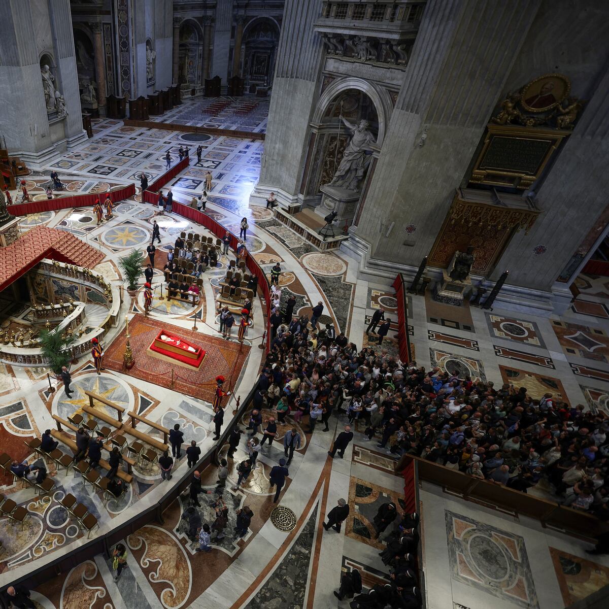 Miles de fieles despiden al papa Francisco en San Pedro (y el Vaticano ... Miles de fieles despiden al papa Francisco en San Pedro (y el Vaticano ...