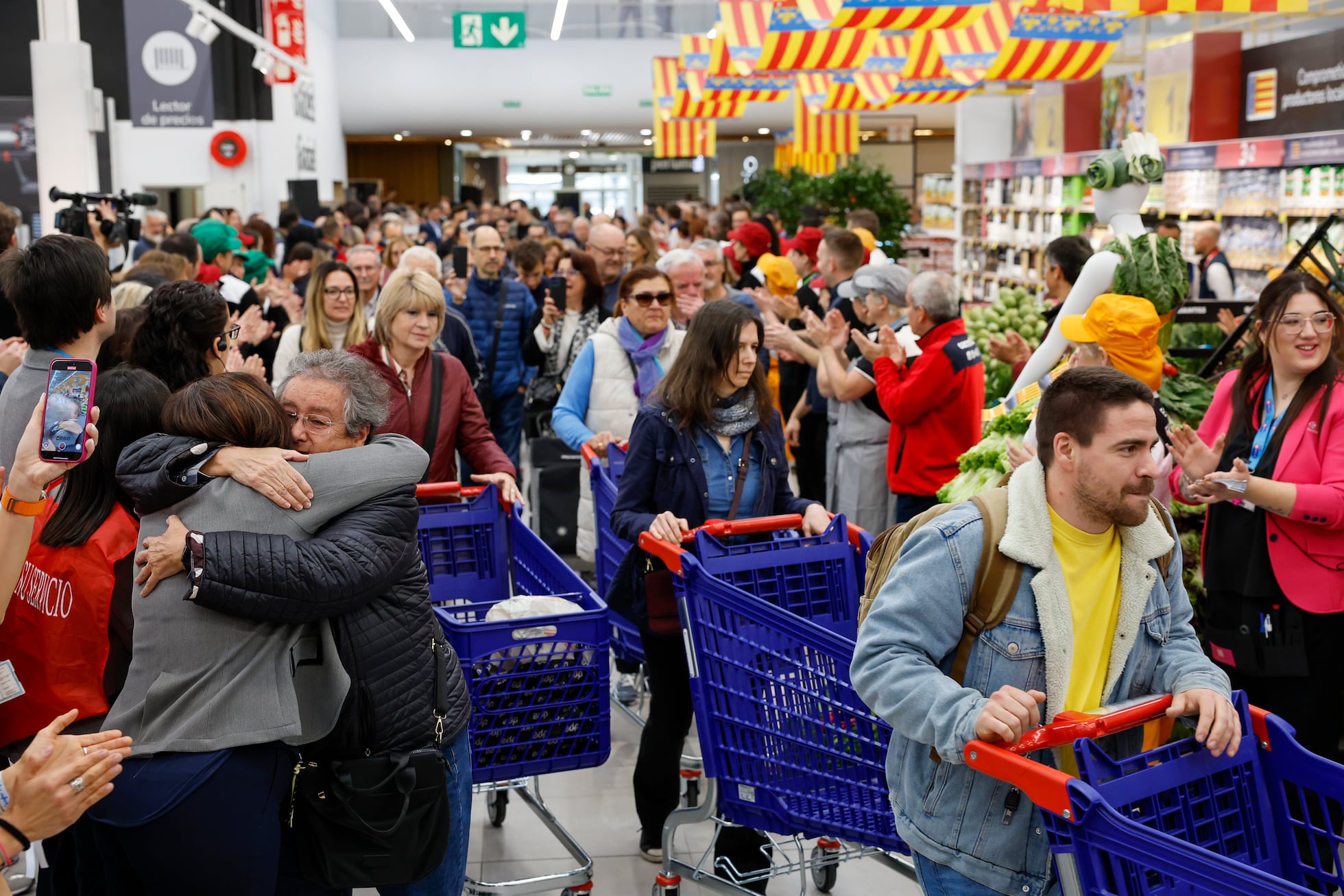 Abrazos emocionados entre clientes y trabajadores en el Carrefour que ...