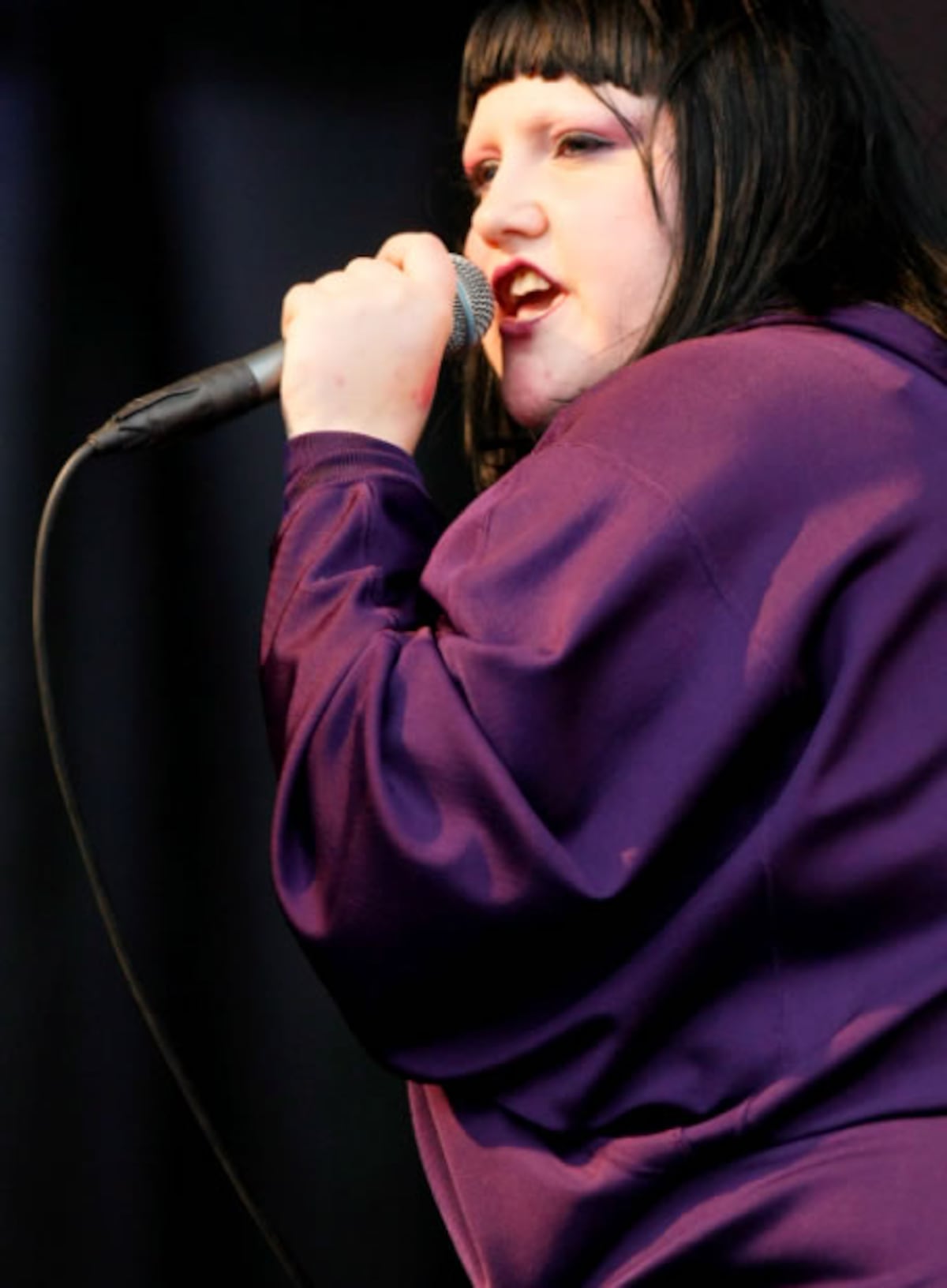 La cantante Beth Ditto del grupo The Gossip canta durante su actuación ...