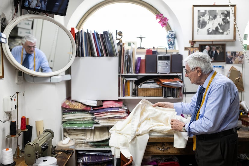 Raniero Mancinelli, the tailor of the popes, who is preparing to dress ...