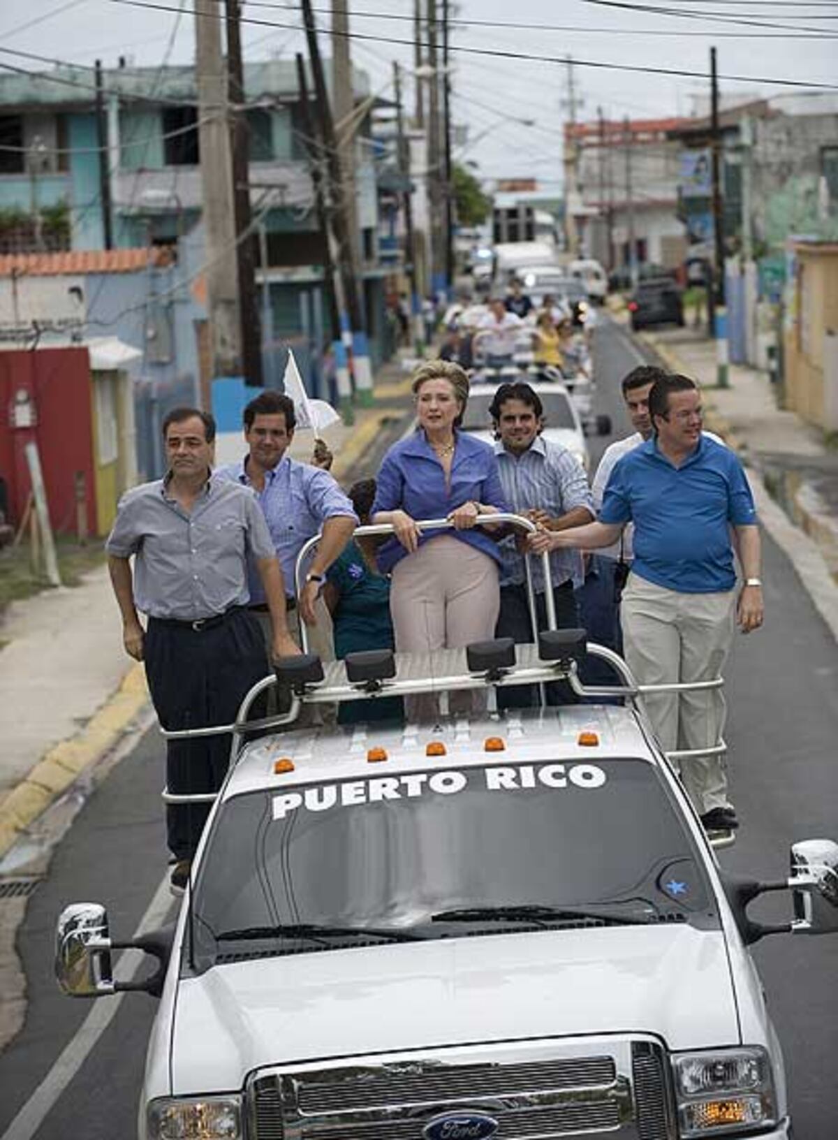 Hillary Clinton pasa con su caravana a través de Catano, Puerto Rico ...