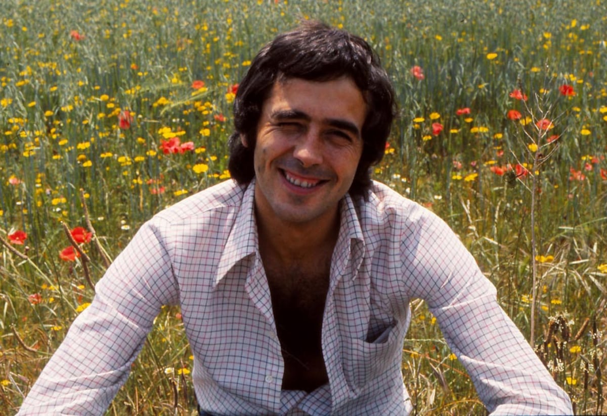 El cantautor universal Joan Manuel Serrat: de la Barcelona de barrio al ...
