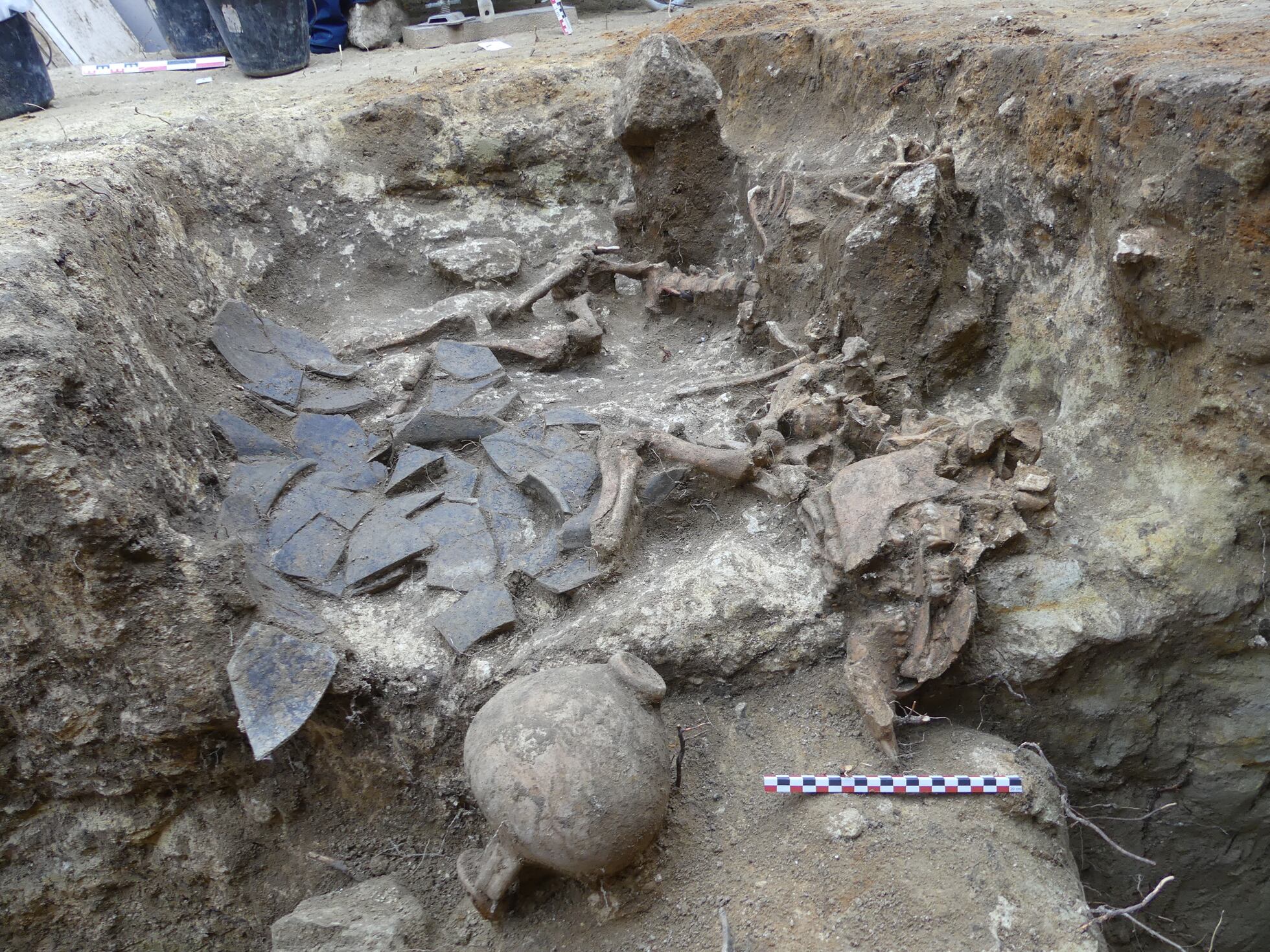 Archaeologists uncover 2,000-year-old graves in the heart of Paris ...