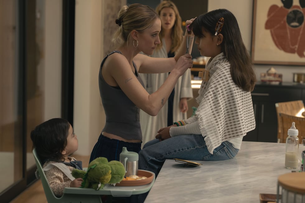 ‘La mano que mece la cuna’ sigue dando miedo en 2025, con una retorcida niñera y una directora ...