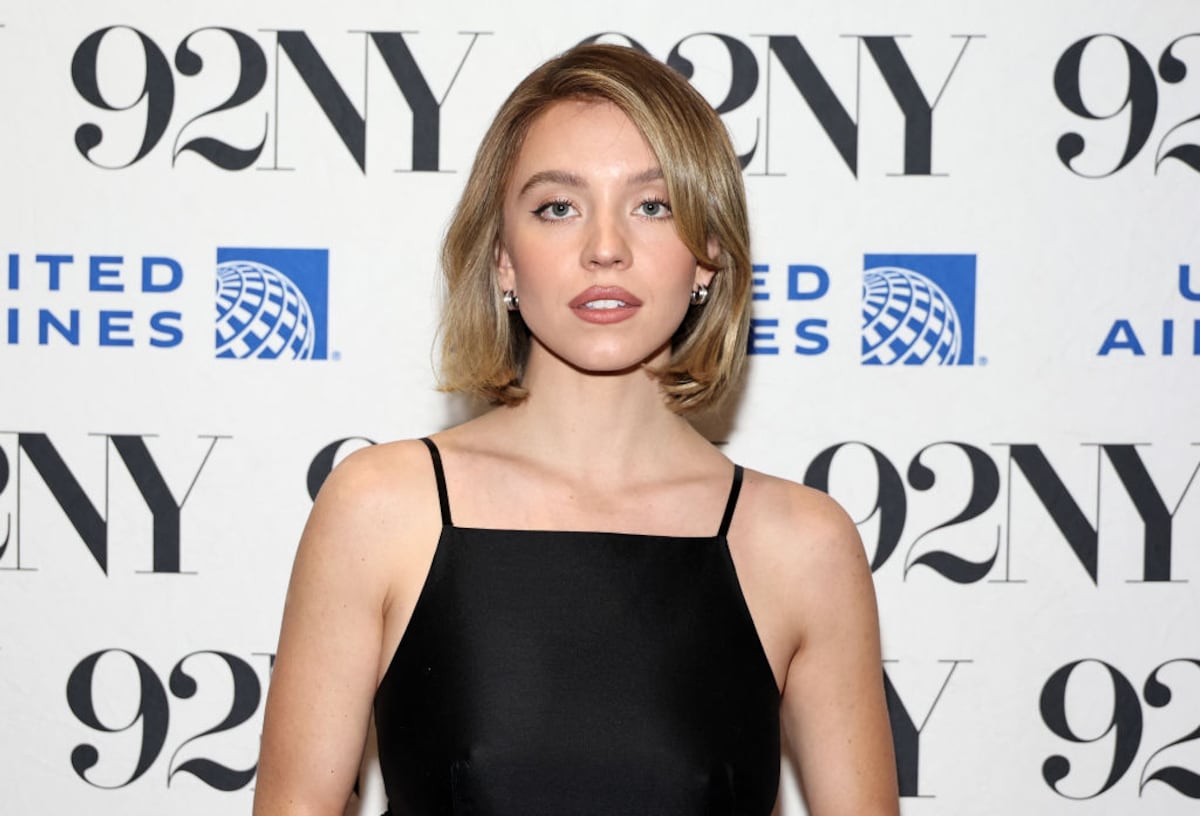 Sydney Sweeney: minifalda, medias de cristal y sangre inesperada en la ...