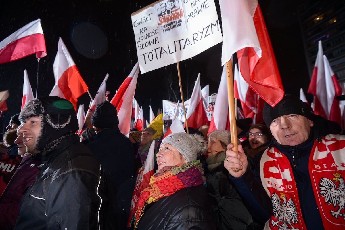 Poland’s president plans to pardon two politicians as tens of thousands ...