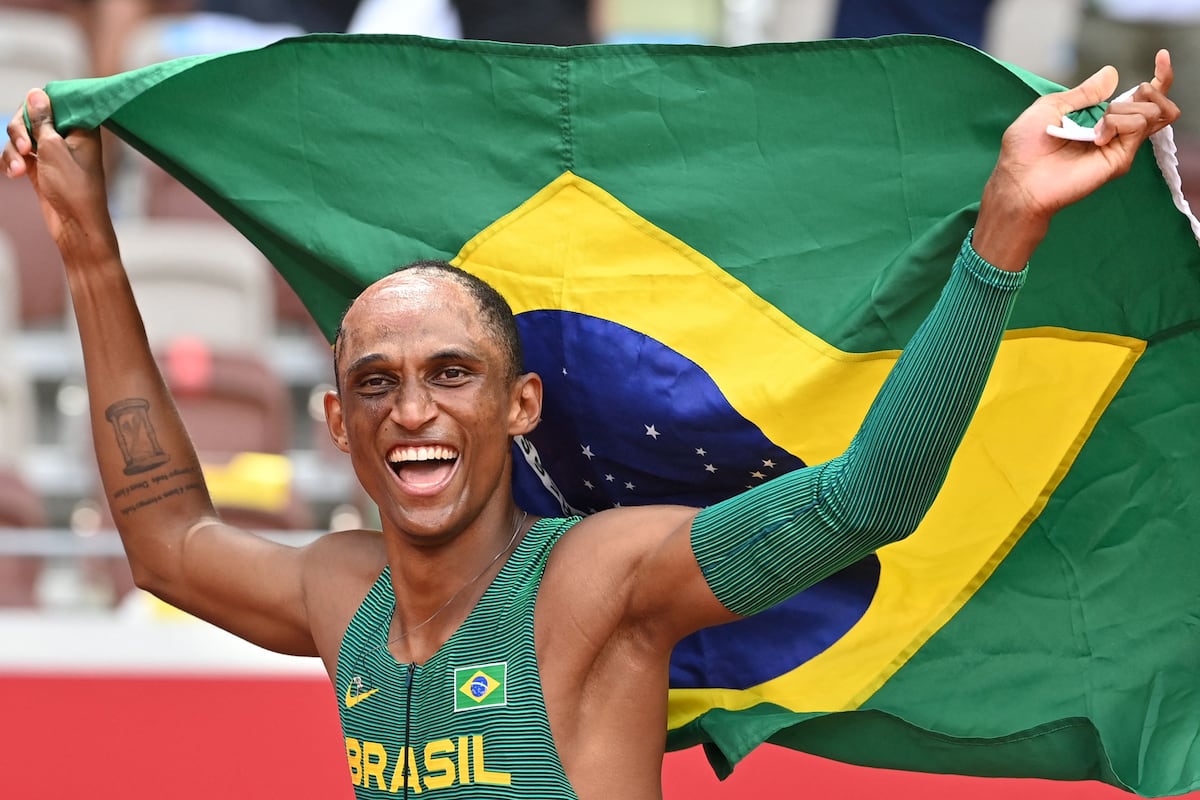 Aos 21 anos, Alison dos Santos, o “Piu”, conquista o bronze nos 400 ...