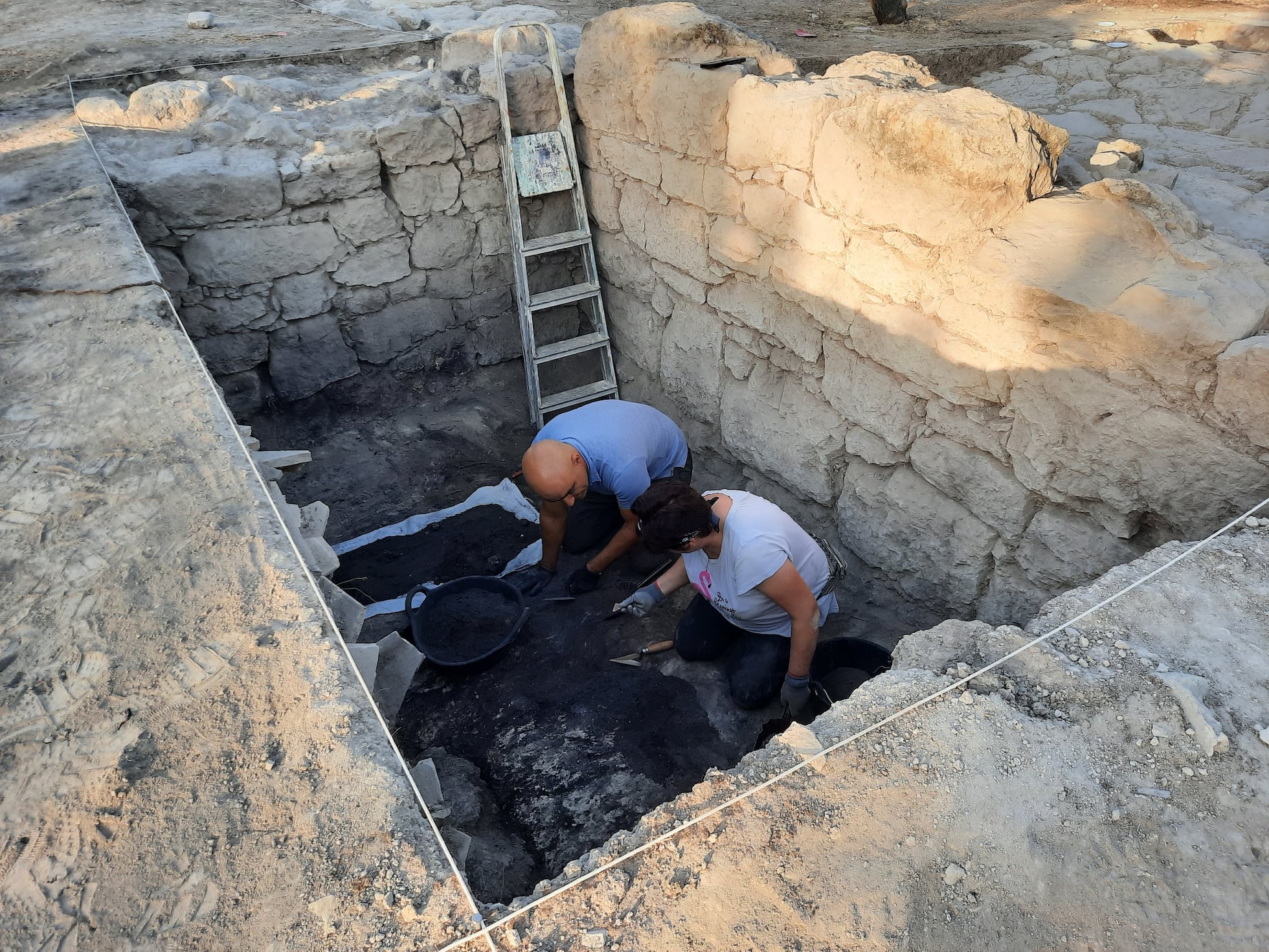 Archaeologists discover one of the largest phallic sculptures of ...