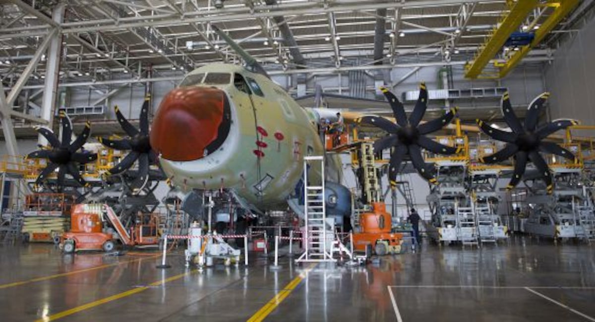 Airbus Military entrega el primero de los 174 aviones A400M ...