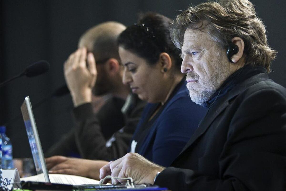 Los activistas tunecinos Z y Fatma Riahi, y John Perry | Radiotv | EL PAÍS