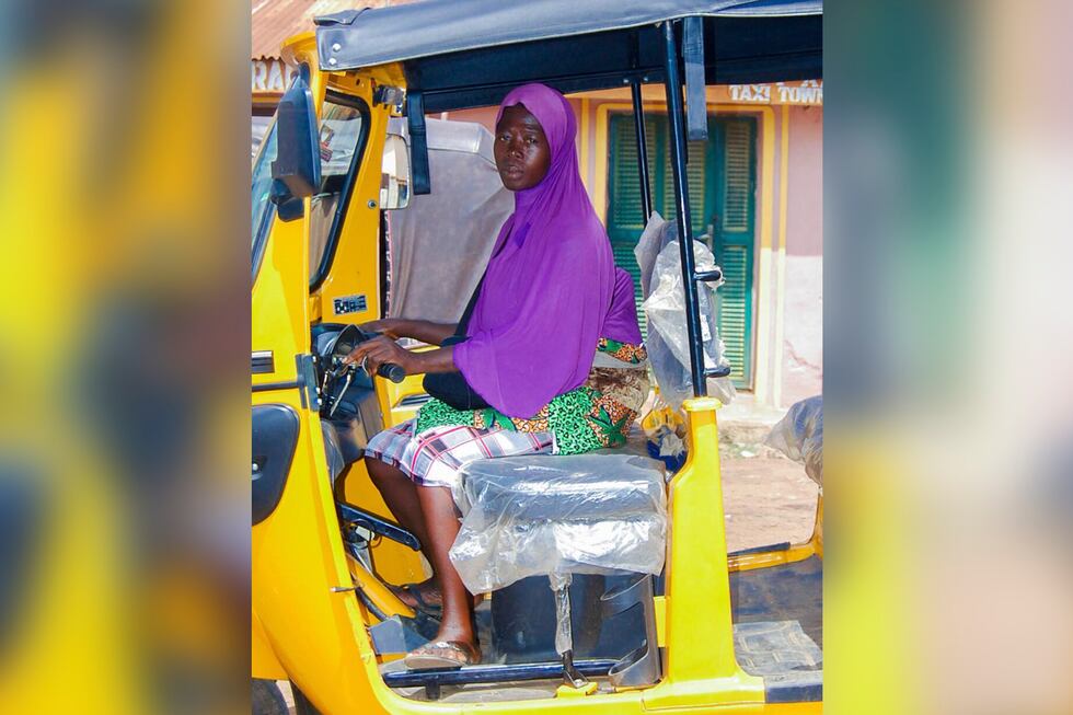 Conductoras, barberas o zapateras: la crisis económica abre a las ...