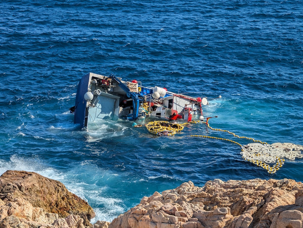 Se hunde un pesquero de Sant Feliu de Guíxols (Girona) que embarrancó ...