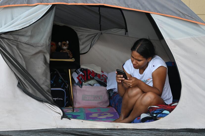 The truth behind ‘self-deporting’ through the CBP Home app | U.S. | EL ...