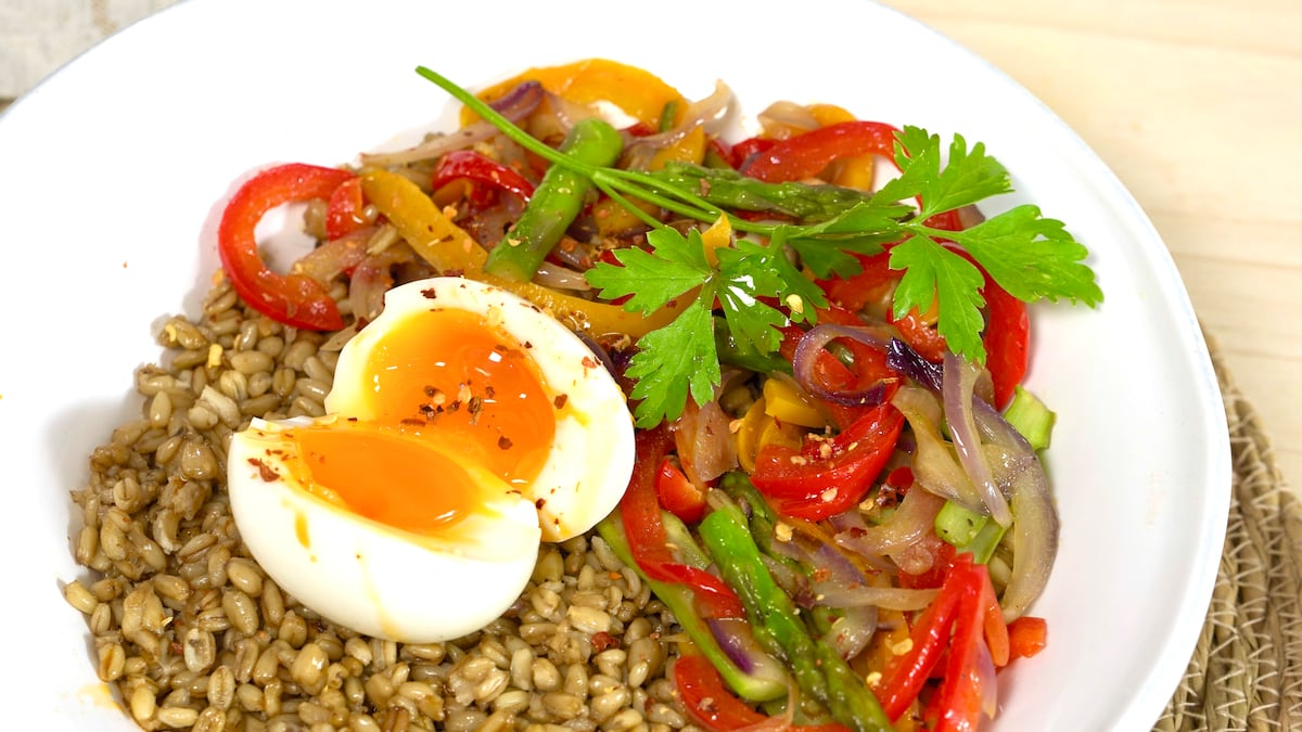 Bowl de avena con verduras salteadas y huevo | Recetas a tu bowl | El ...