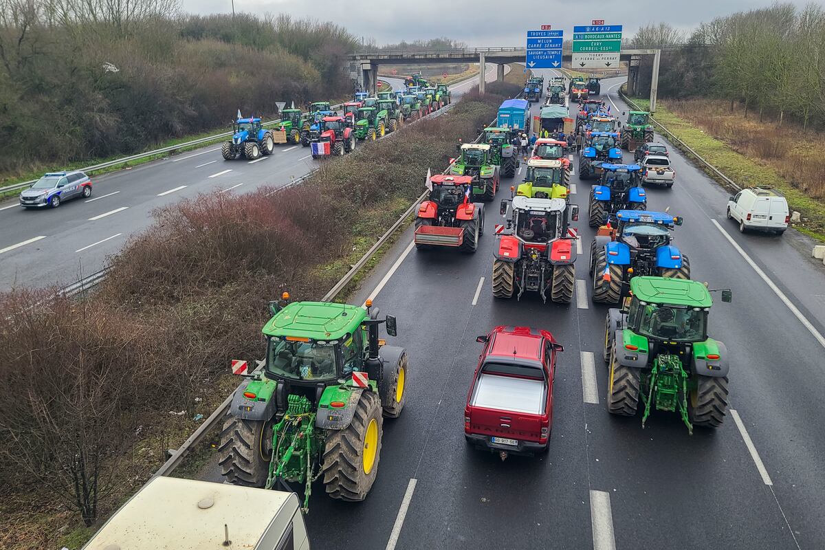 Las protestas de los agricultores franceses tiñen de rojo las cuentas ...