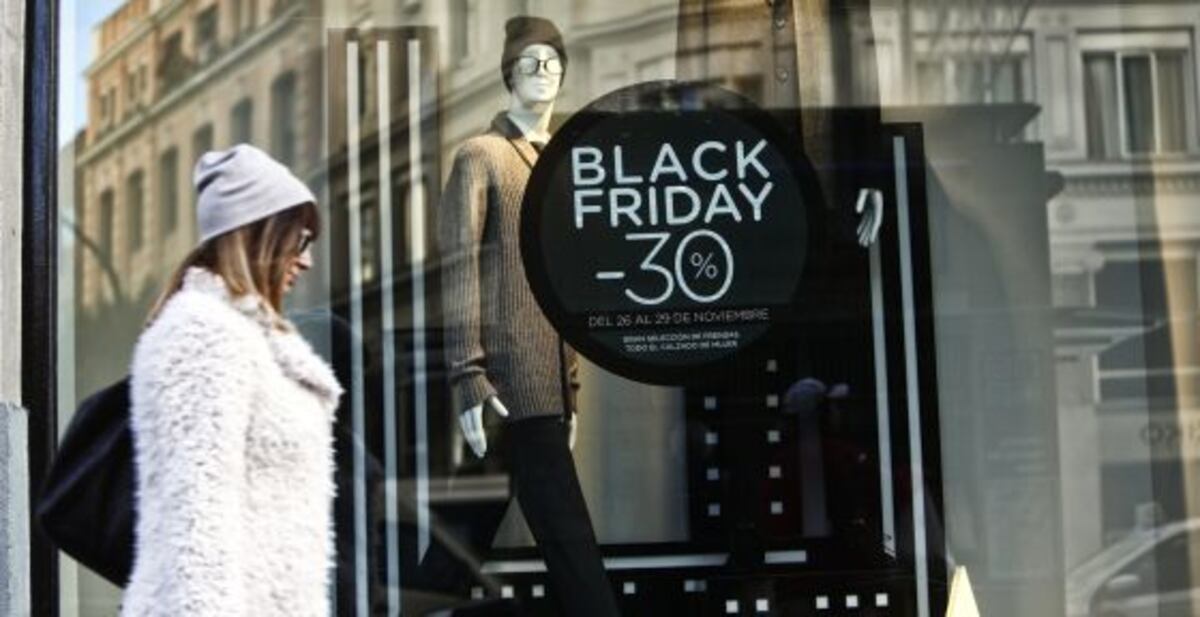 Shopping in Spain: Spain embraces Black Friday | Spain | EL PAÍS English
