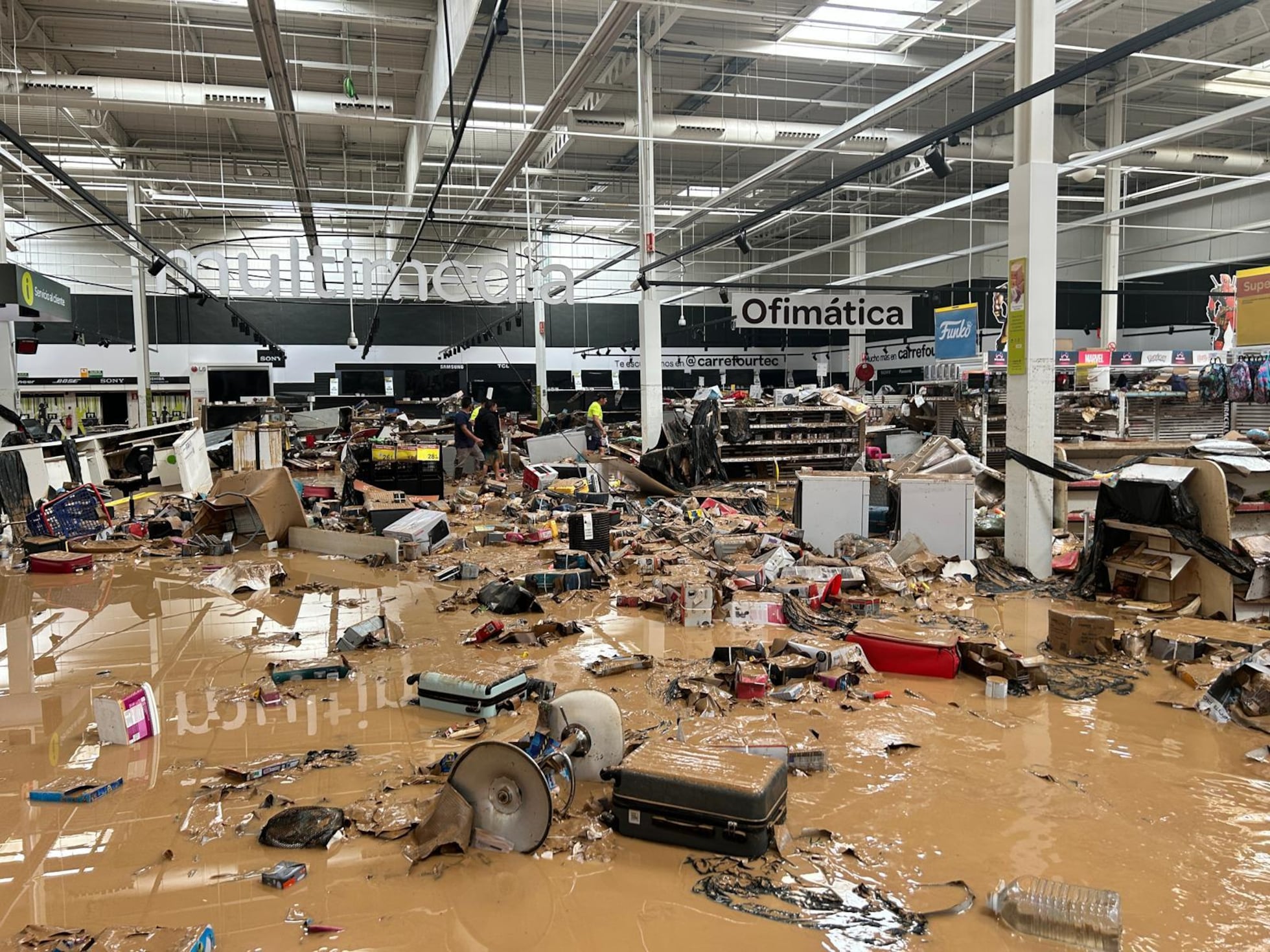 Abrazos emocionados entre clientes y trabajadores en el Carrefour que ...