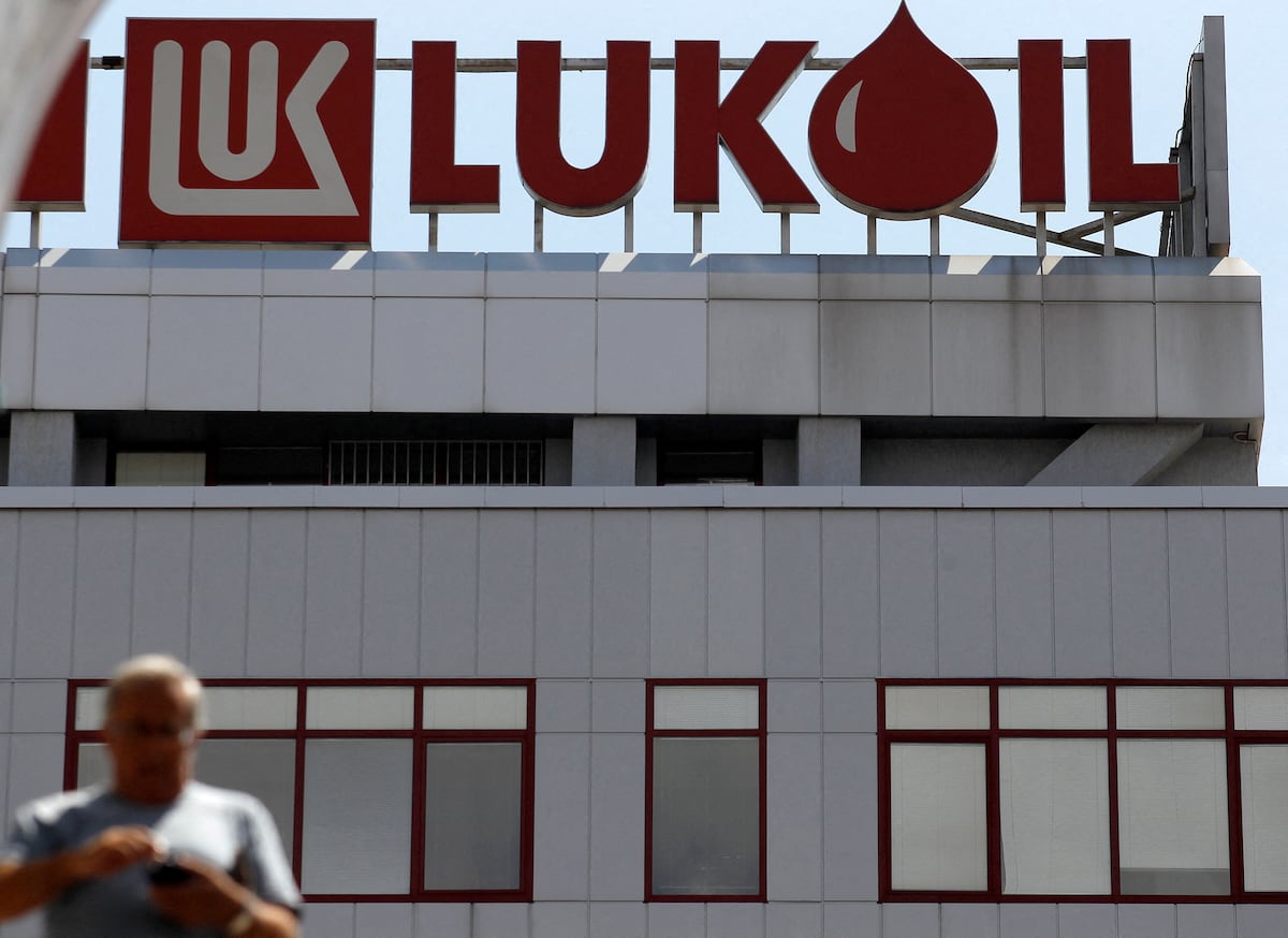 Las sanciones obligan a la petrolera rusa Lukoil a vender sus activos ...