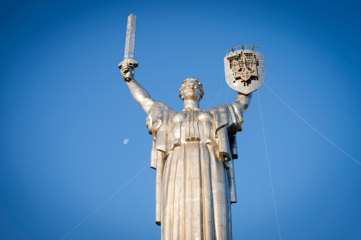 Ukraine replaces Soviet hammer and sickle with trident on towering Kyiv ...