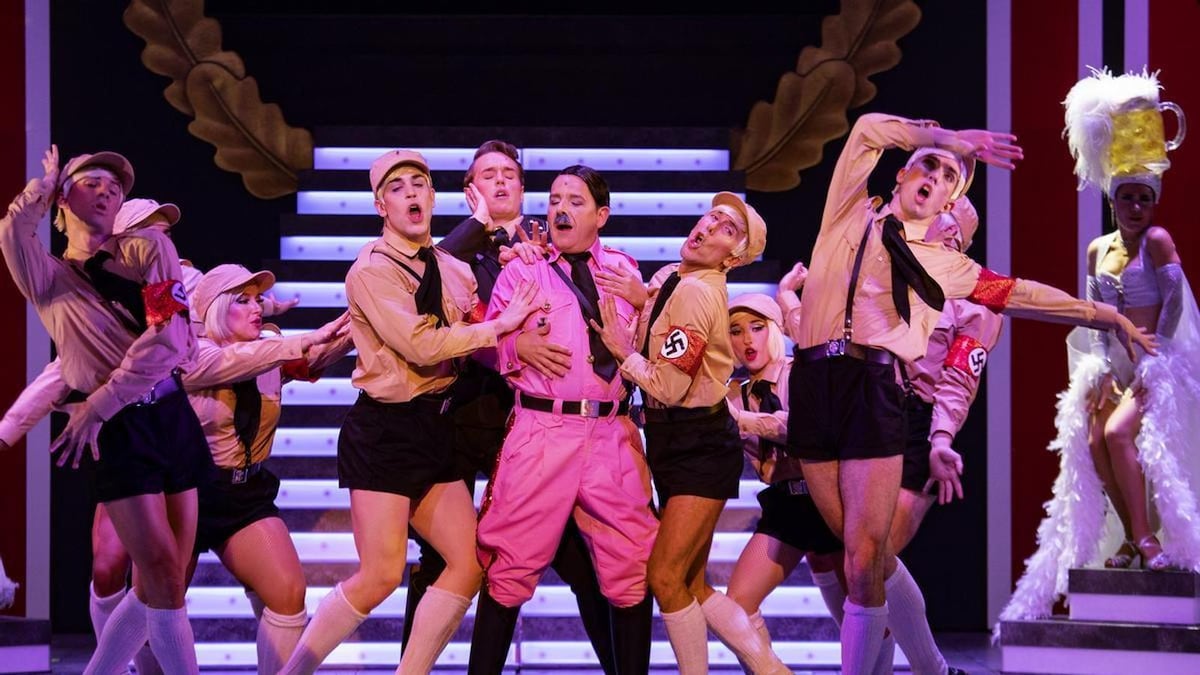 Hitler en la jaula de las locas: el público se lo pasó en grande en el ...