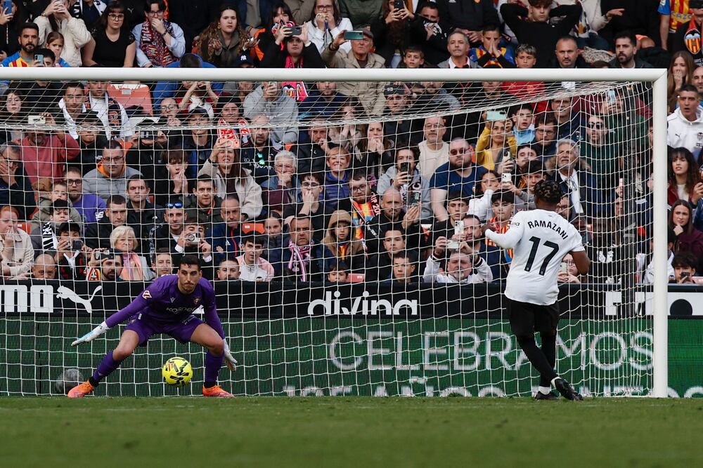 Ramazani y Sadiq rascan una victoria para el Valencia que frena la ...