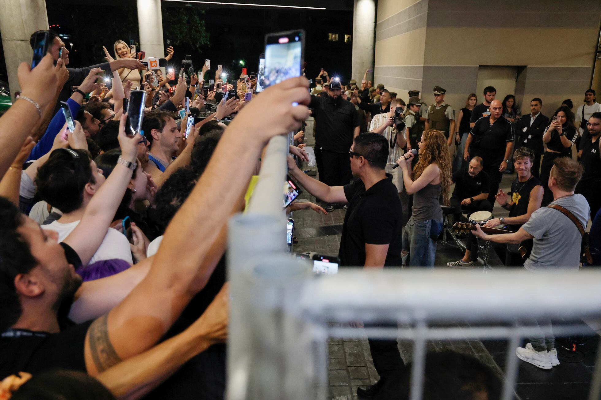Shakira canta a sus fans afuera de un hotel tras cancelar sus dos ...