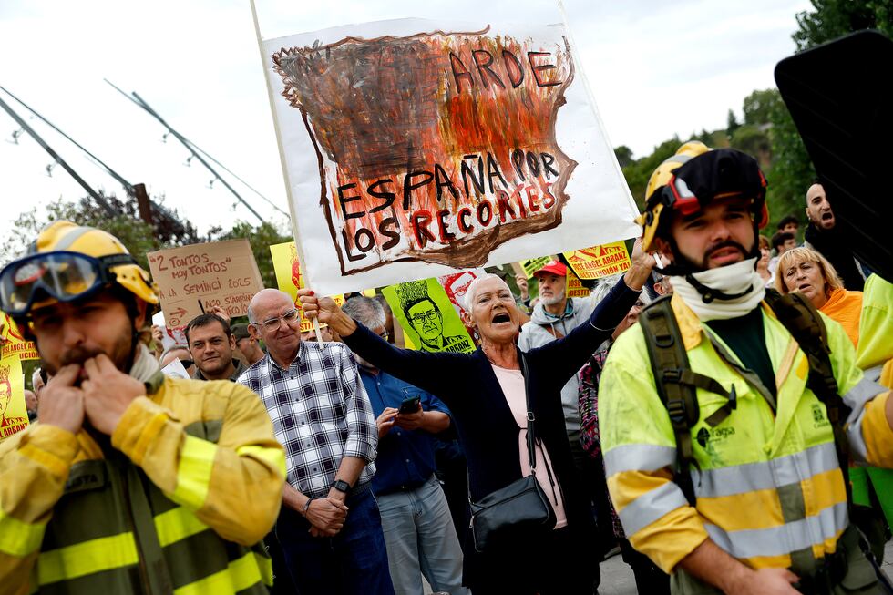 Medio millar de personas protestan ante las Cortes de Castilla y León ...