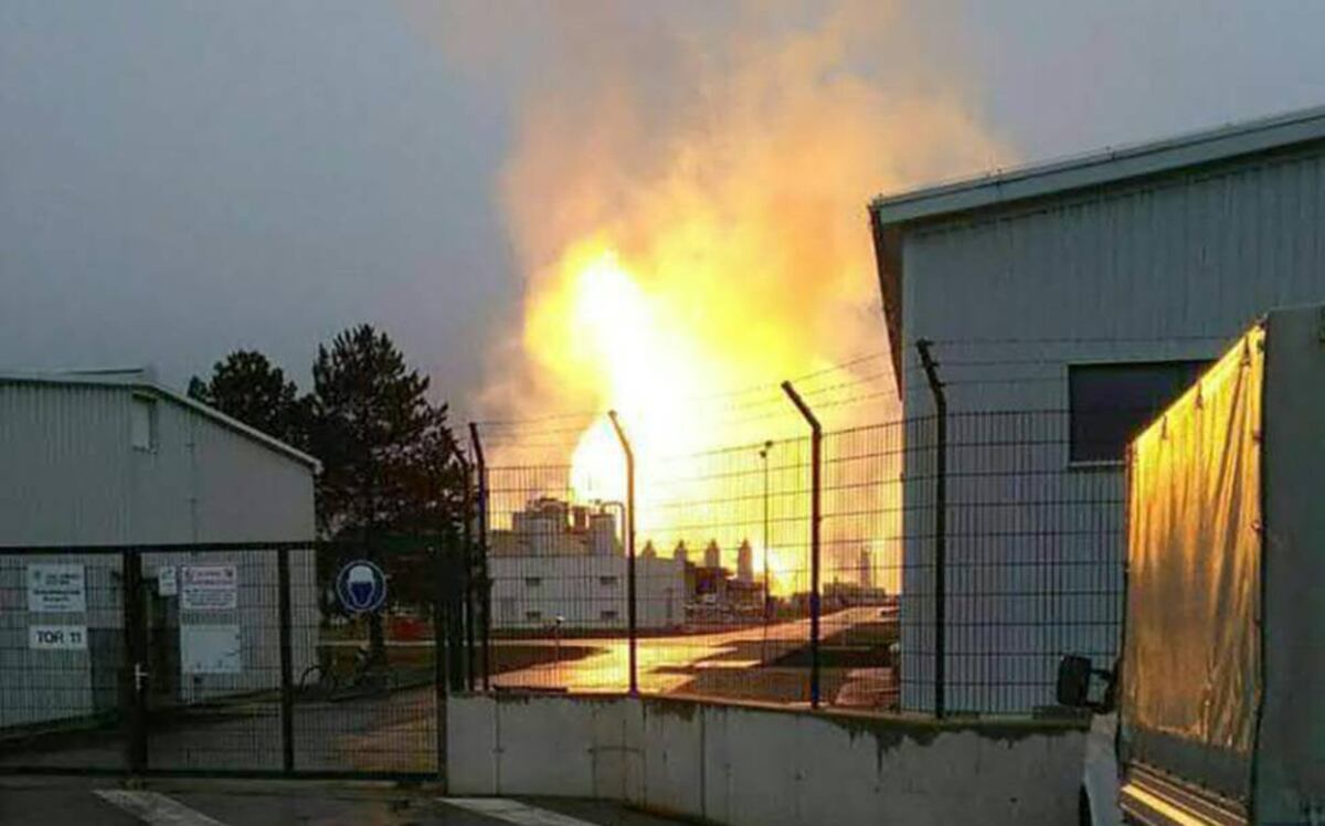 Al menos un muerto y 18 heridos en una explosión en una estación de gas ...