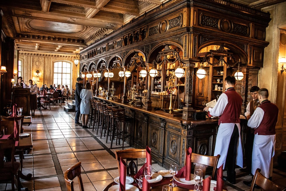 Del Café Sacher, en Viena, al Tortoni de Buenos Aires, saltando de café ...