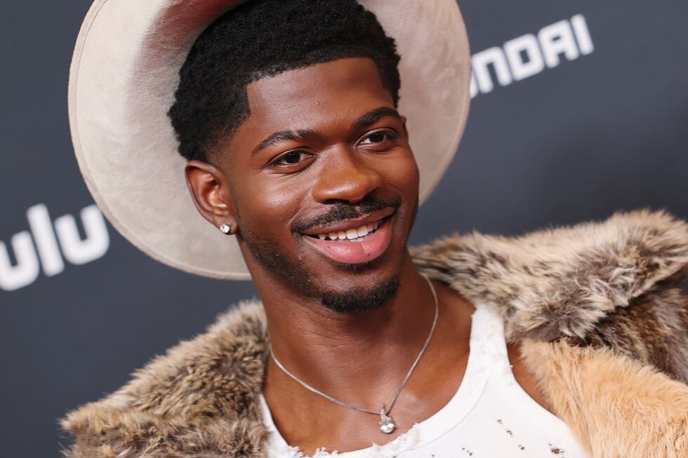 El rapero Lil Nas X, arrestado y hospitalizado por una posible sobredosis tras andar en ropa ...