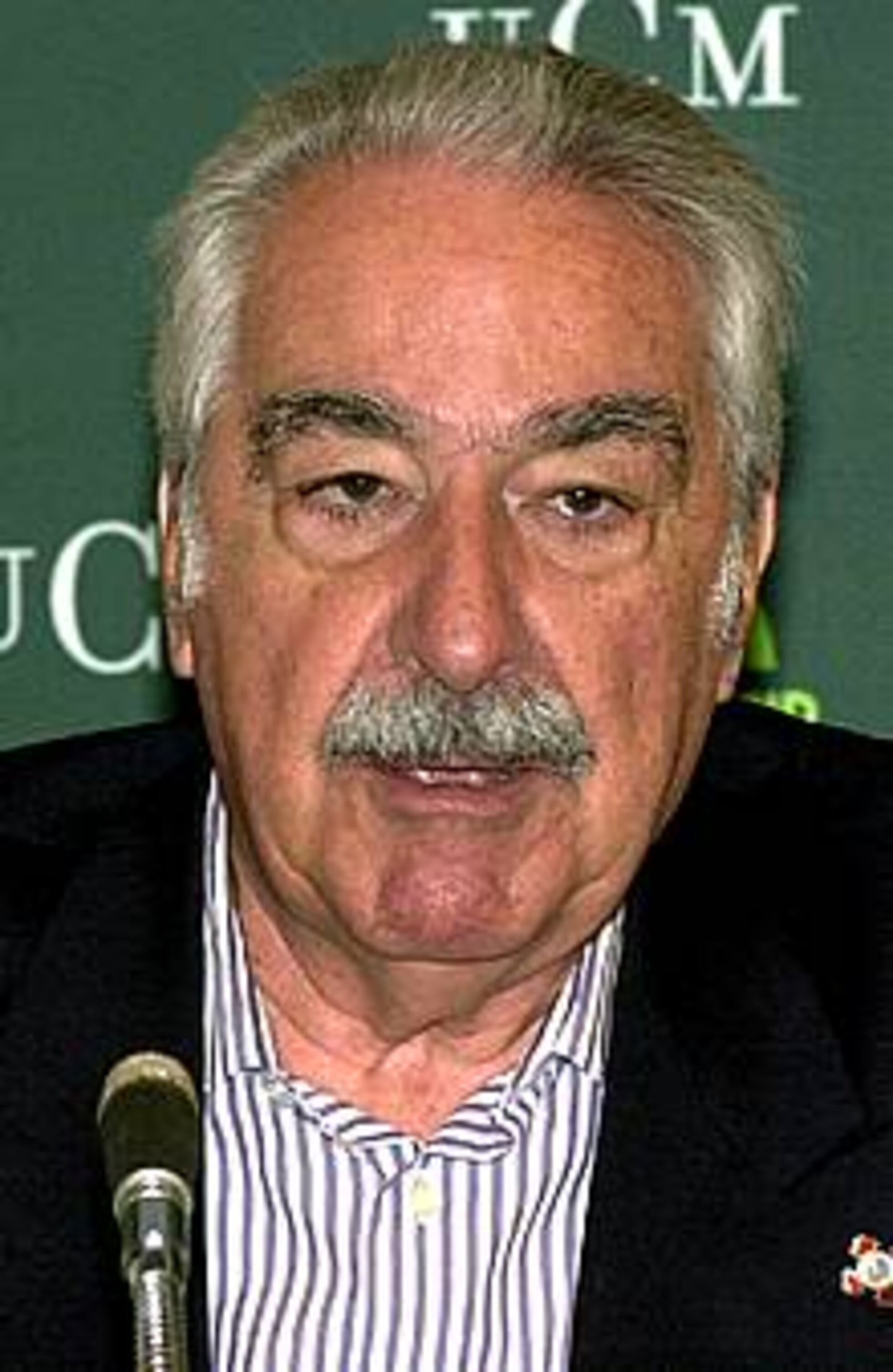 El Cervantes 2001 premia el lenguaje sugerente del colombiano Álvaro ...