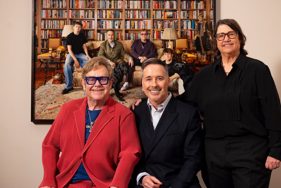 Una foto familiar de Elton John se exhibe en la National Portrait ...