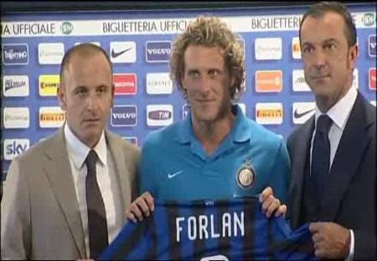 Forlán posa con la camiseta del Inter Milan | Deportes | EL PAÍS