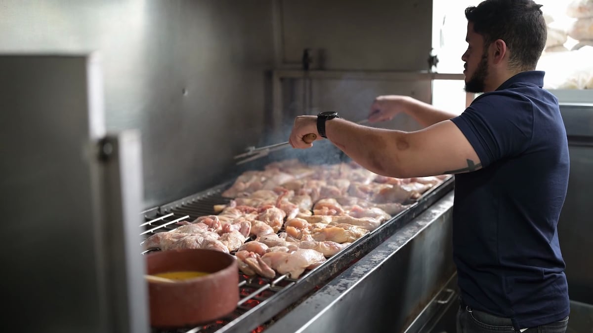 Barato, sencillo y popular: dónde comer ‘frango’, el icónico pollo ...
