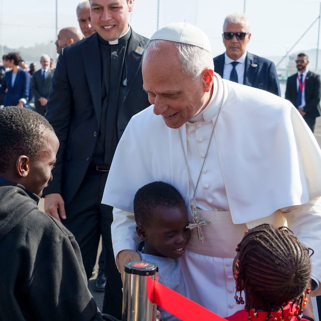 El Papa se da un baño de abrazos con migrantes en la despedida de su ...