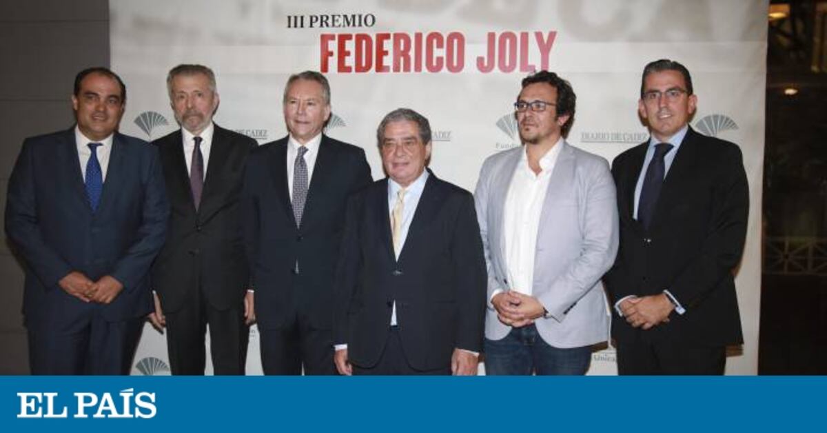 Premio en casa a Delkáder, un valedor de la democracia | Sociedad | EL PAÍS