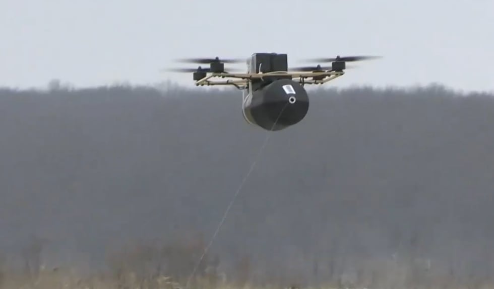Qué son los drones bomba controlados con cables de fibra óptica que ...